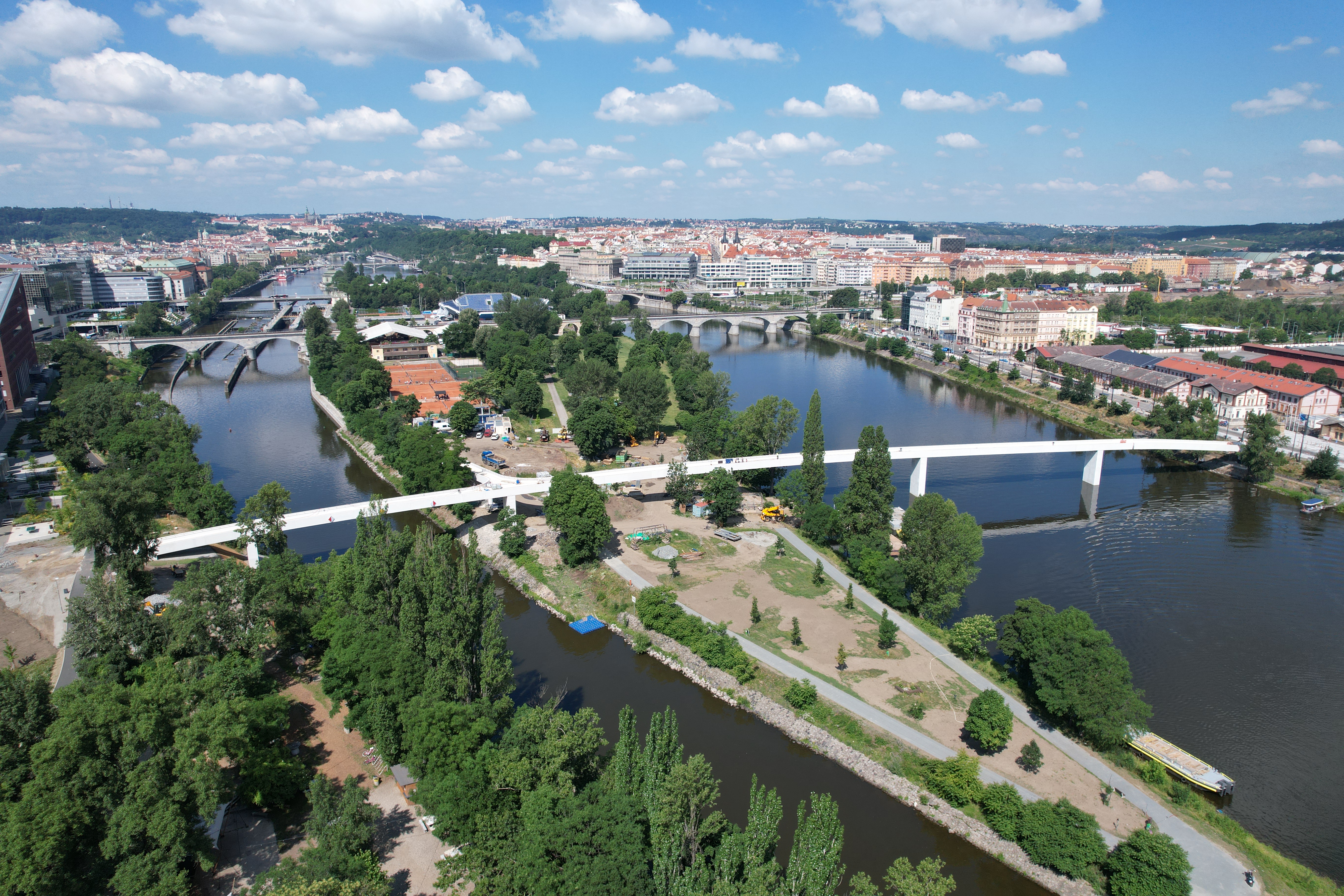 Štvanická lávka je otevřena. Karlín a Holešovice spojuje unikátní ...